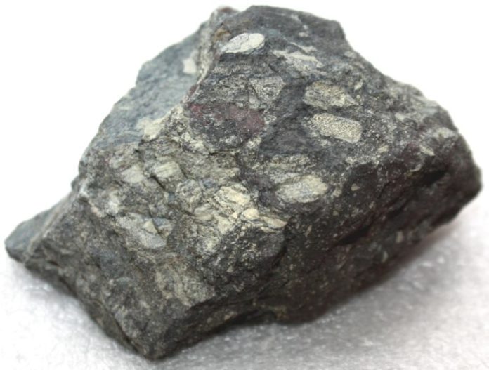 Нефелин камень: [фото, свойства и применение]